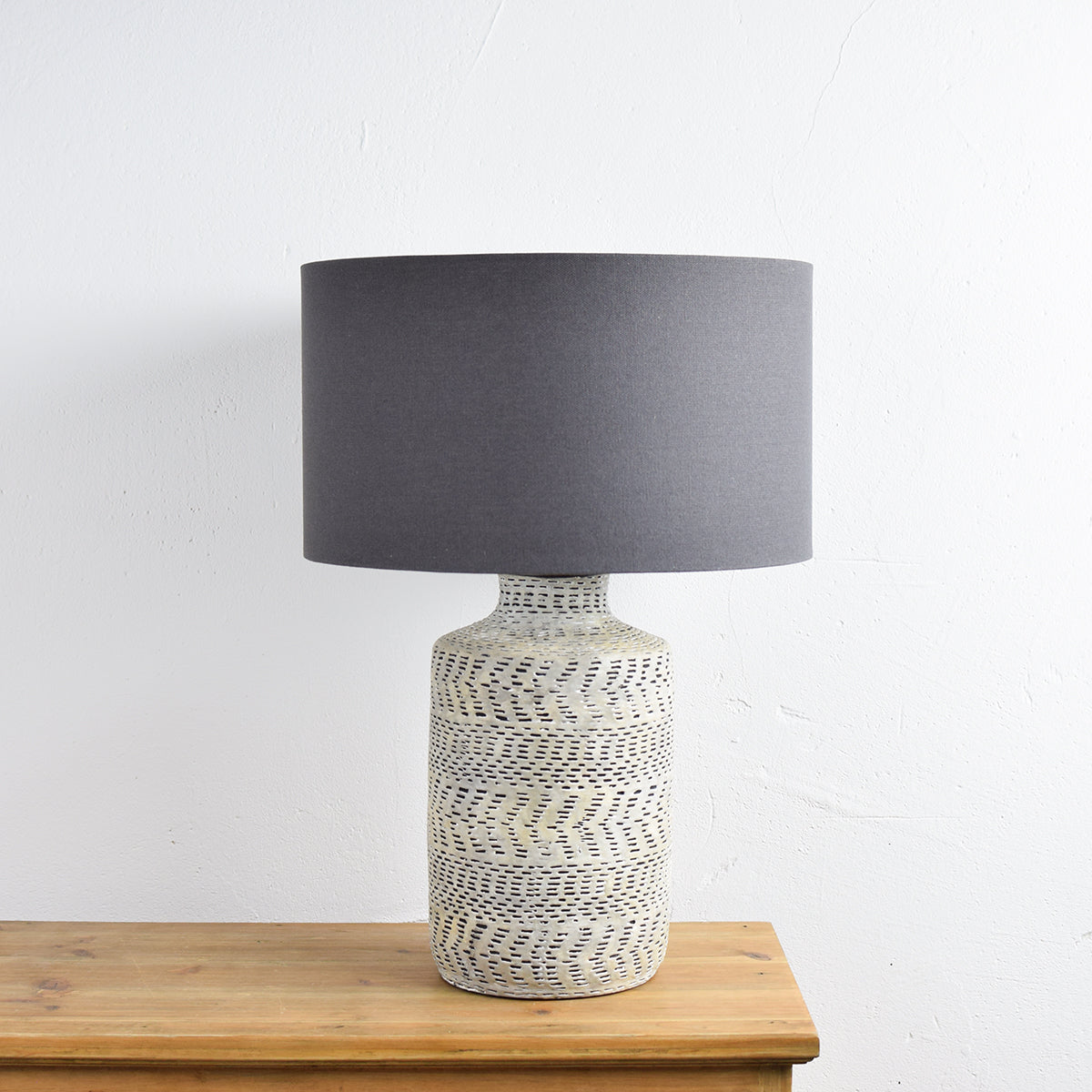 Natural & black stoneware table lamp – Mrs Robinson